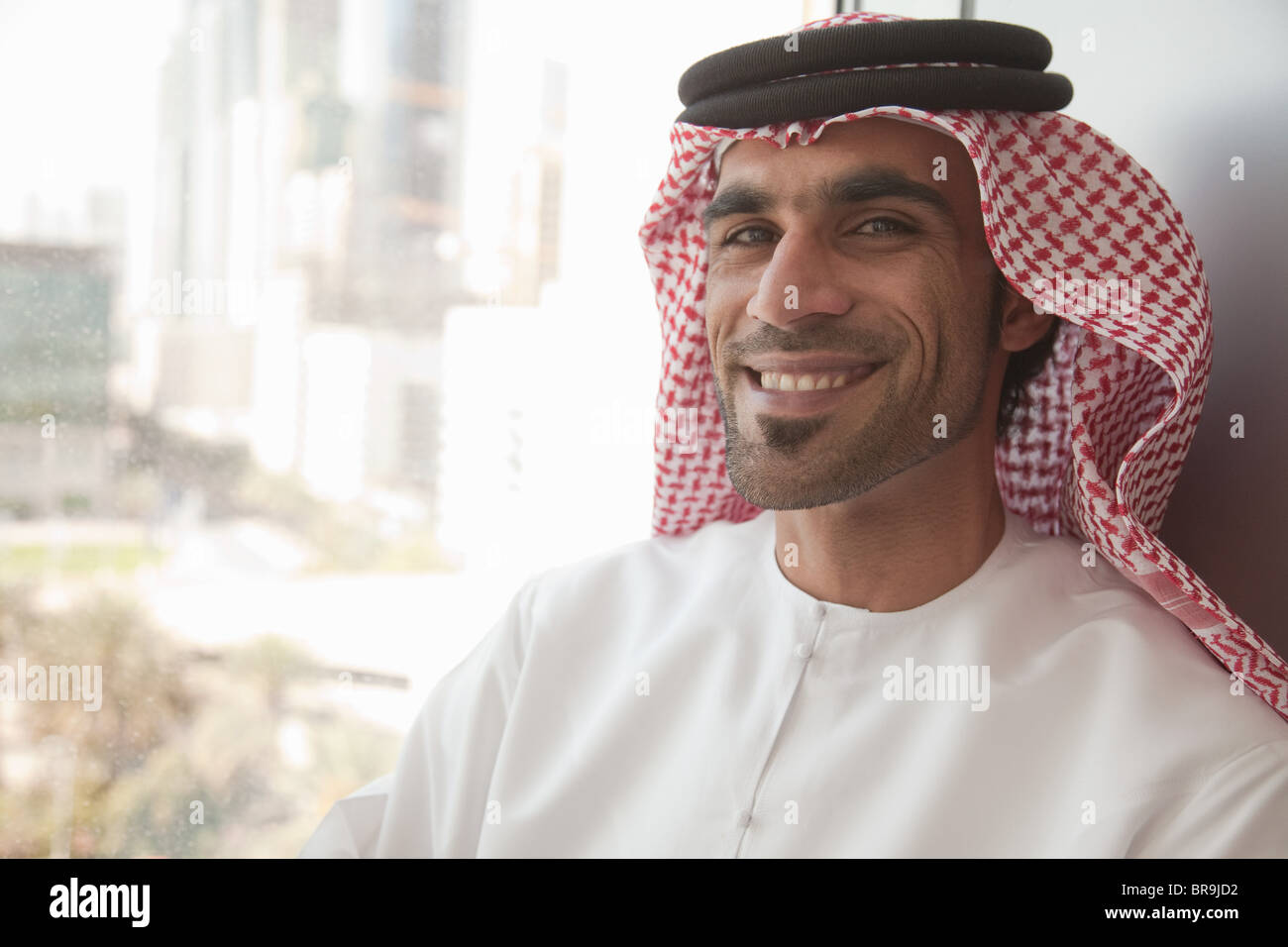 Middle east man headdress hi-res stock photography and images - Alamy