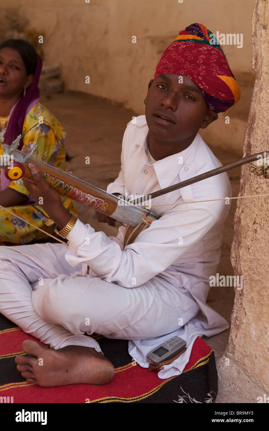 an indian with turban hat playing ravanhatta Stock Photo - Alamy