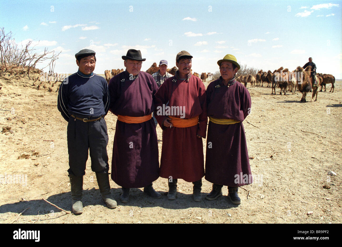Gobi Mongolia mongolie Mongolie traditional dress native people Stock ...