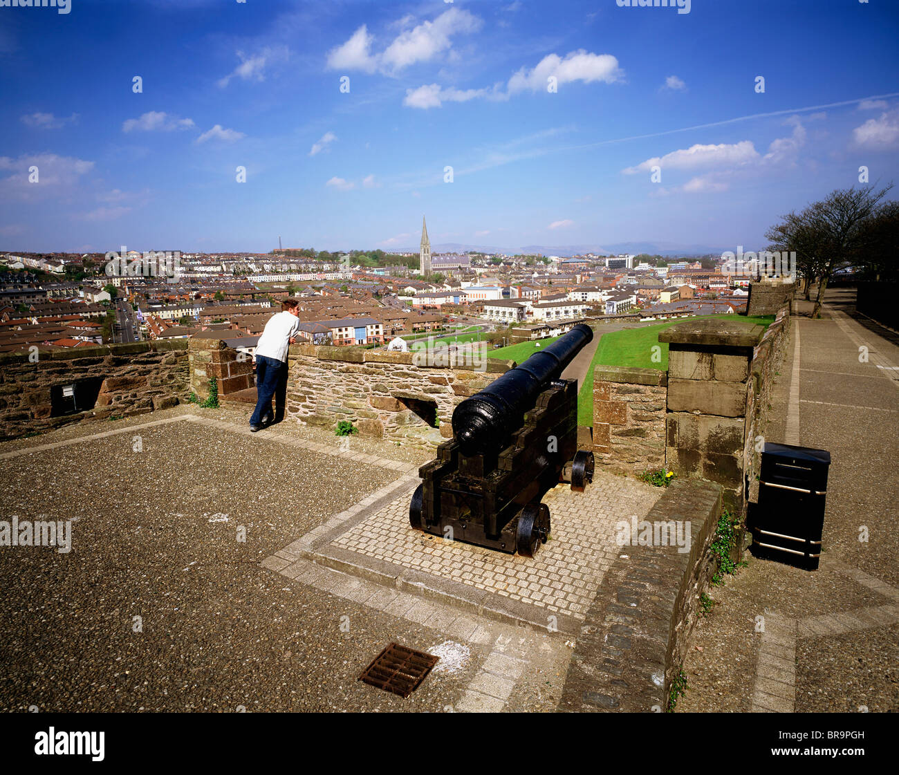 17th century walls derry londonderry hi-res stock photography and ...