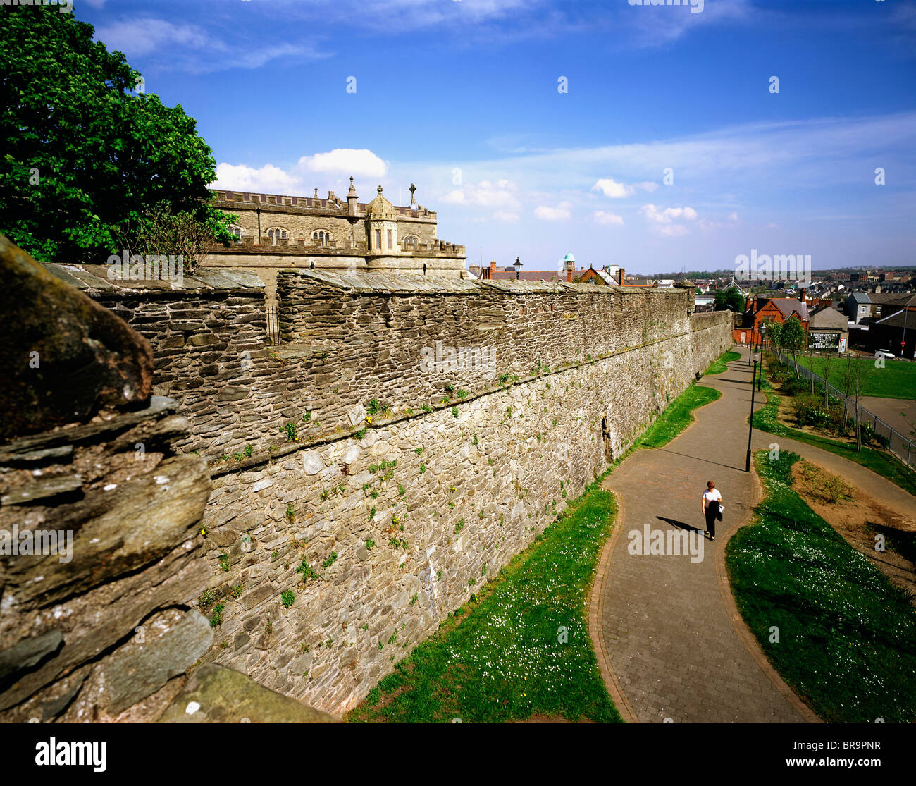 17th century walls derry londonderry hi-res stock photography and ...