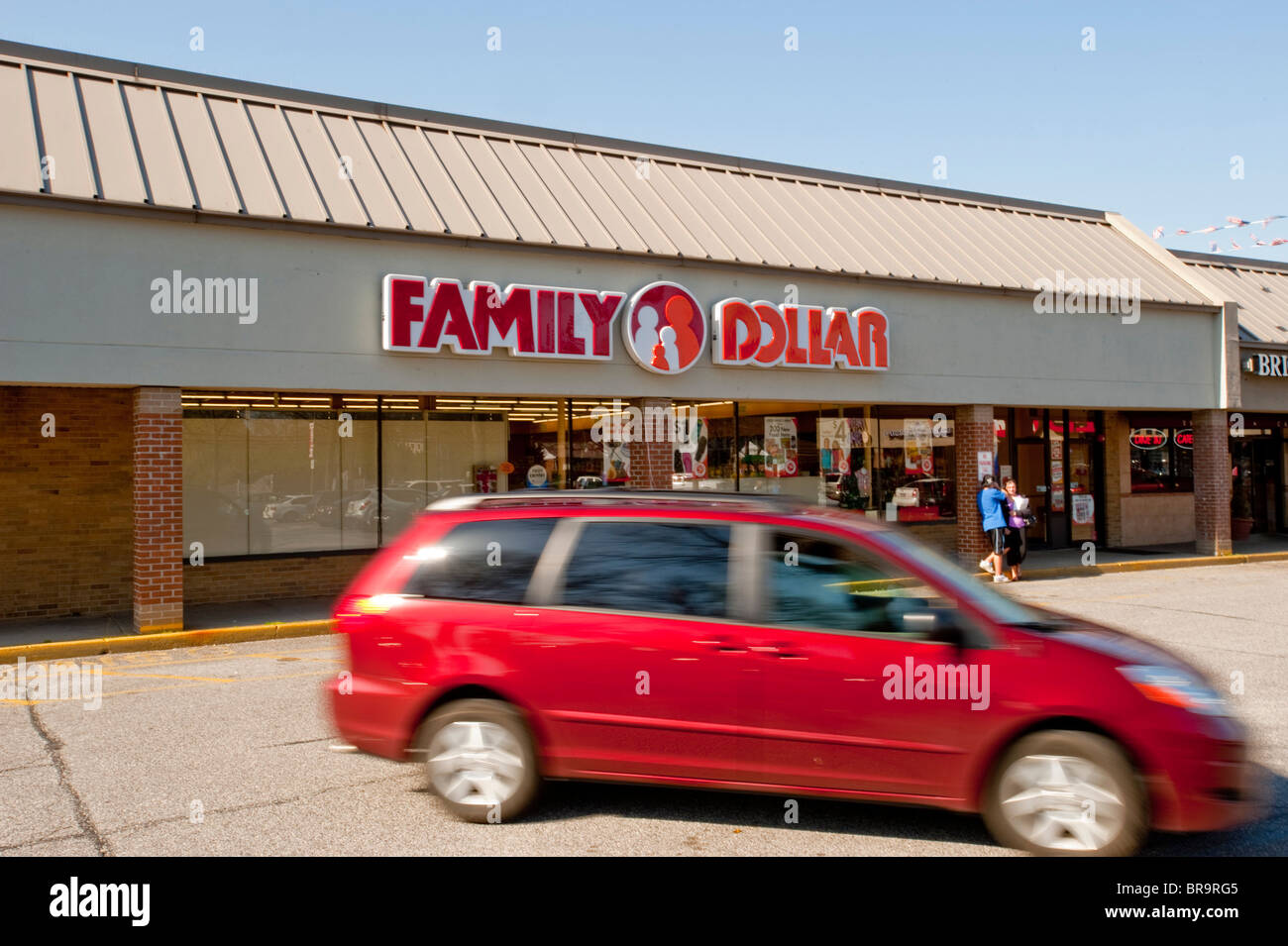 Dollar store exterior hi-res stock photography and images - Alamy