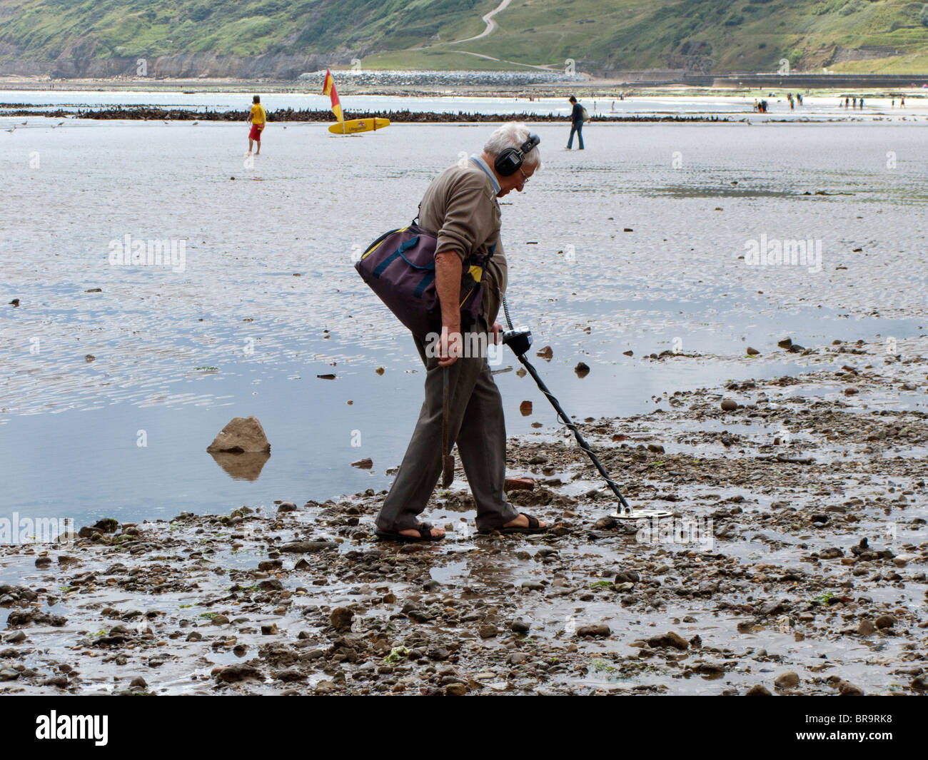 Man with metal detector hi-res stock photography and images - Alamy
