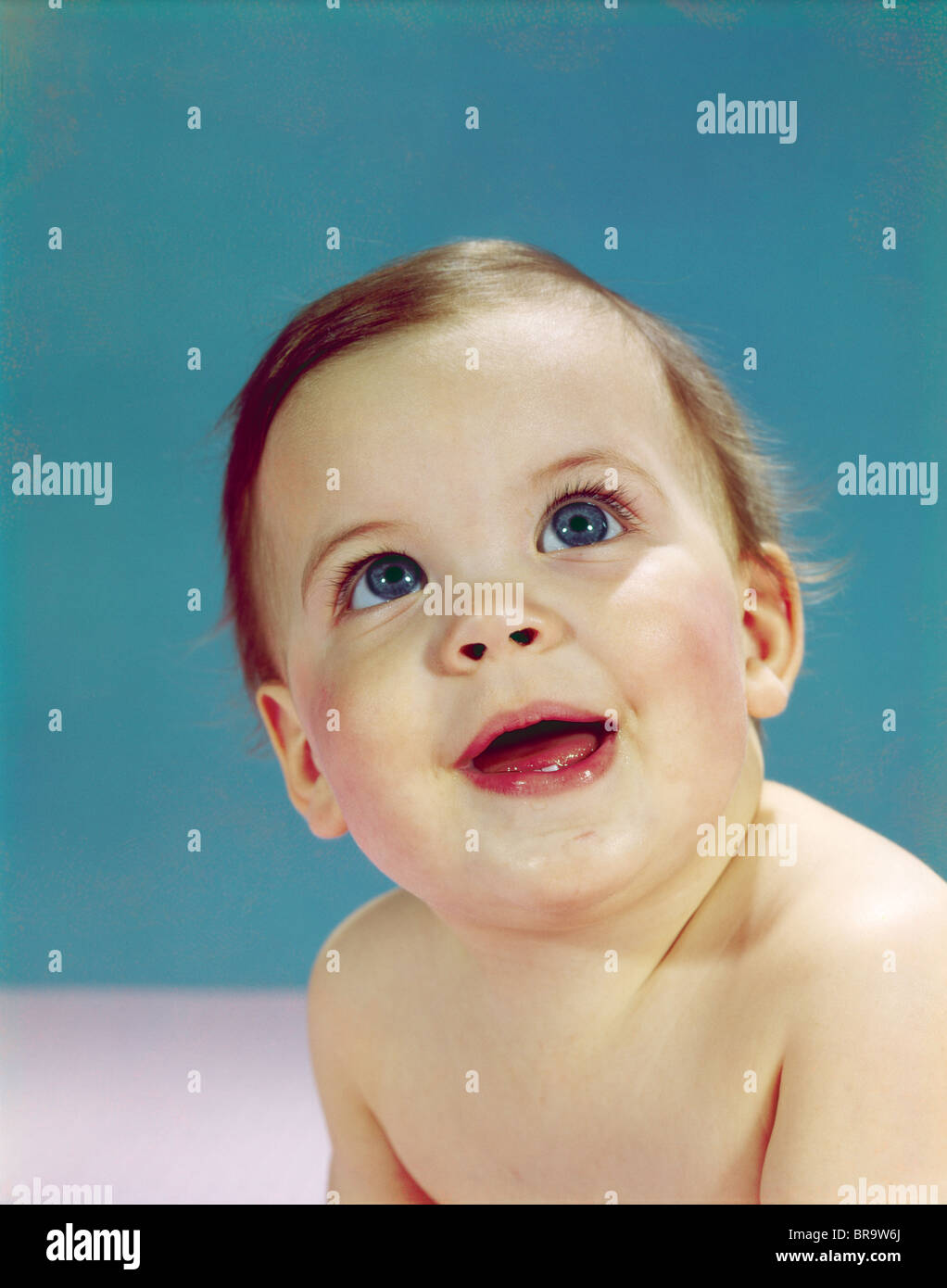 1960s PORTRAIT HAPPY SMILING BABY LOOKING UP Stock Photo - Alamy