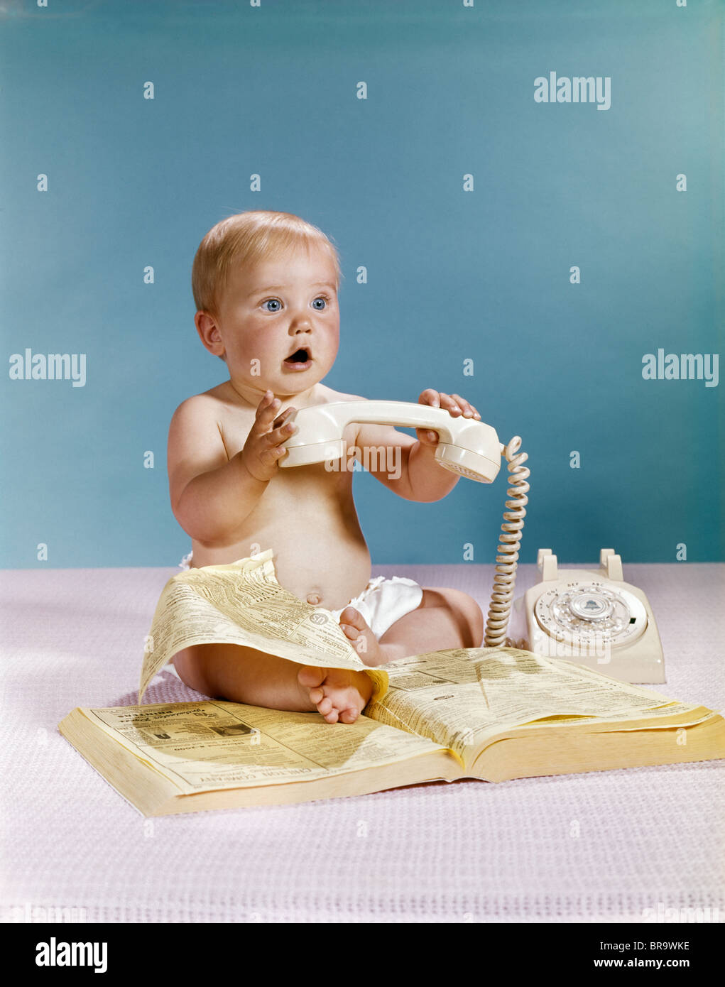 Yellow pages phone book hi-res stock photography and images - Alamy