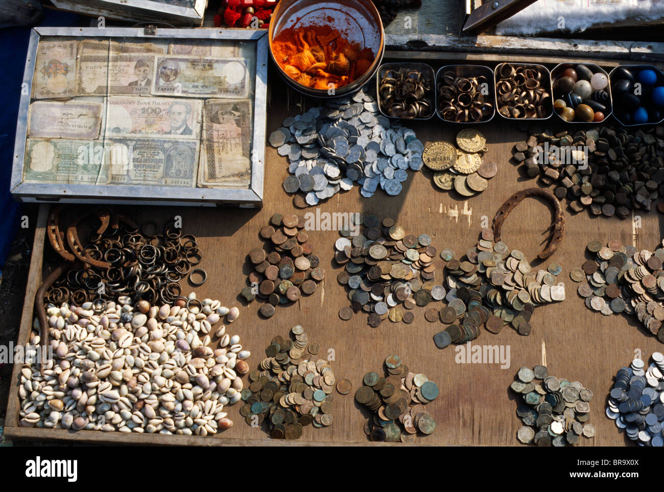 Coins and bank-notes on a market in India Stock Photo - Alamy
