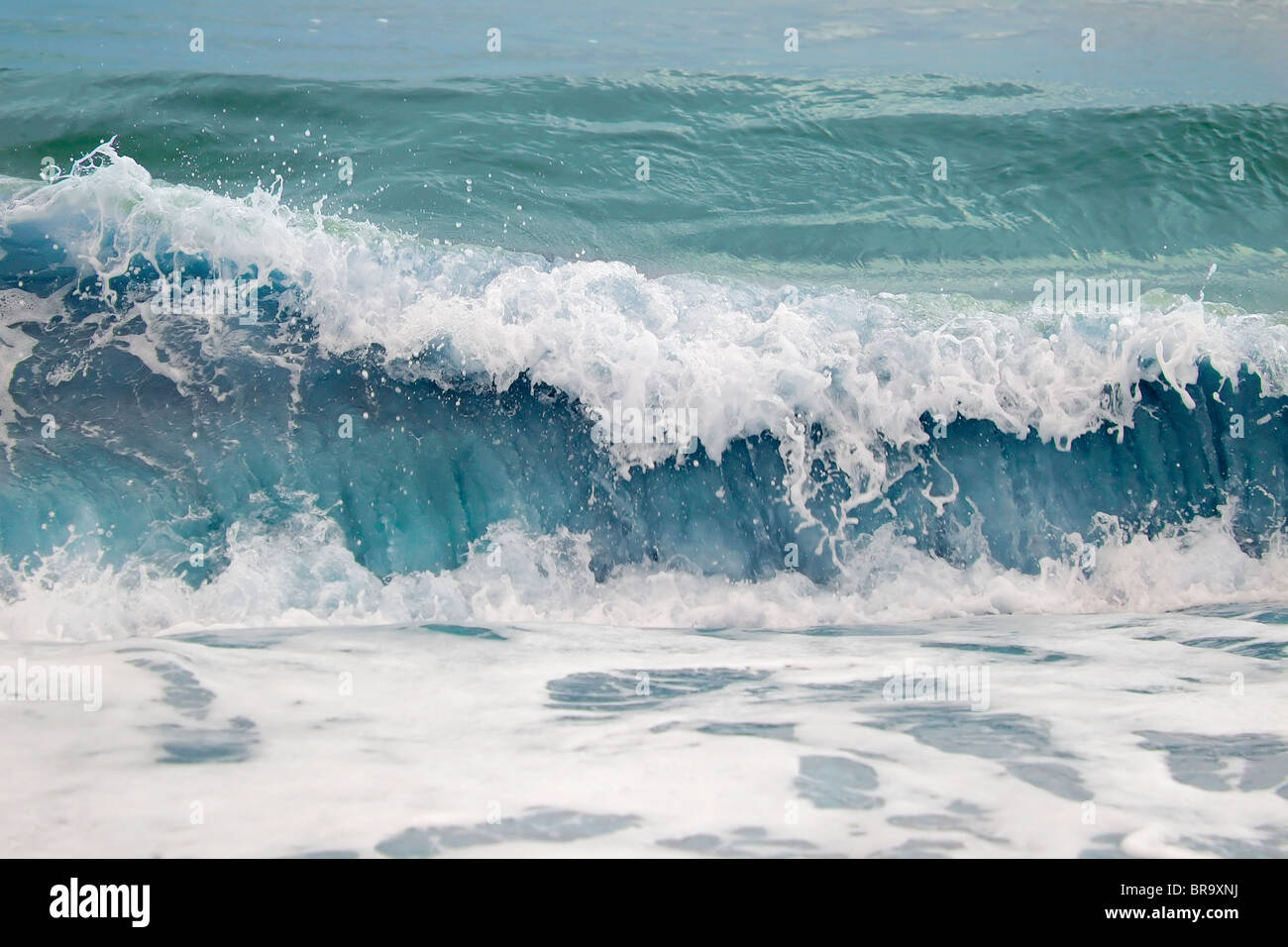 Wave coming into shore hi-res stock photography and images - Alamy