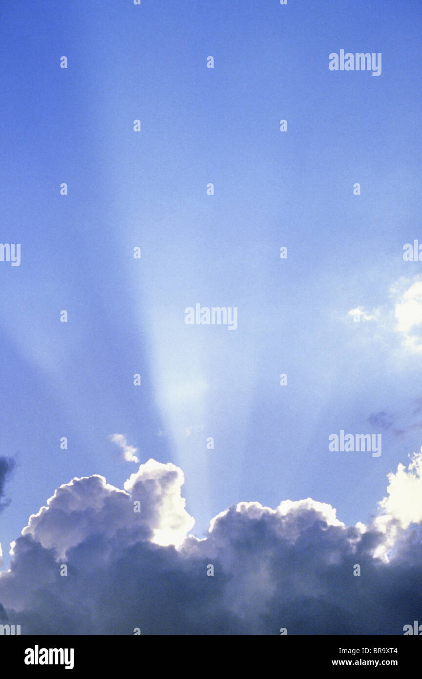 GOD LIKE SUN RAYS AT TOP OF CLOUD FORMATION BLUE SKY Stock Photo - Alamy