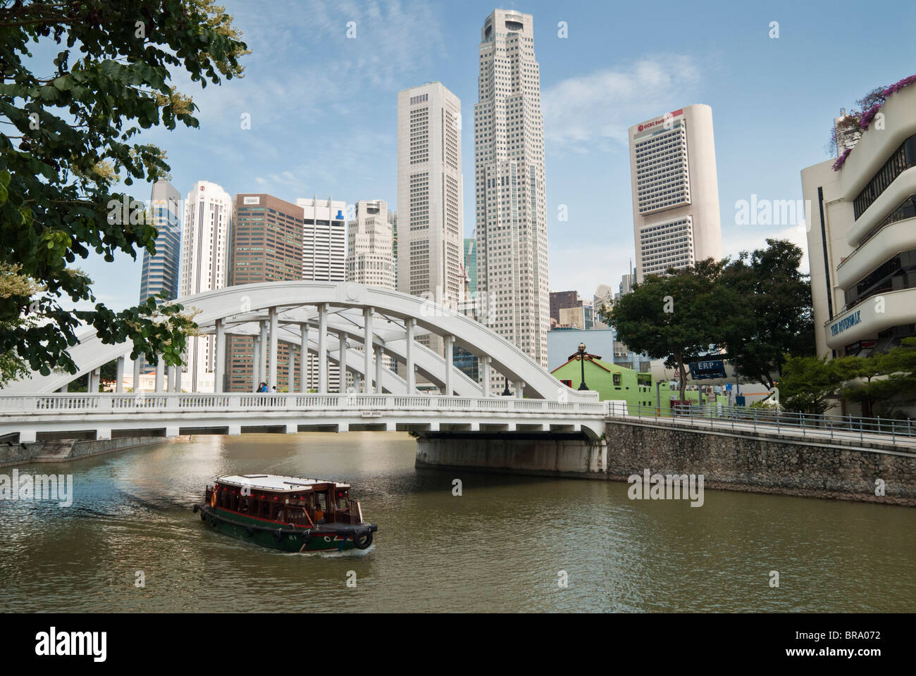 A boat travels under Elgin Bridge in Singapore Stock Photo - Alamy