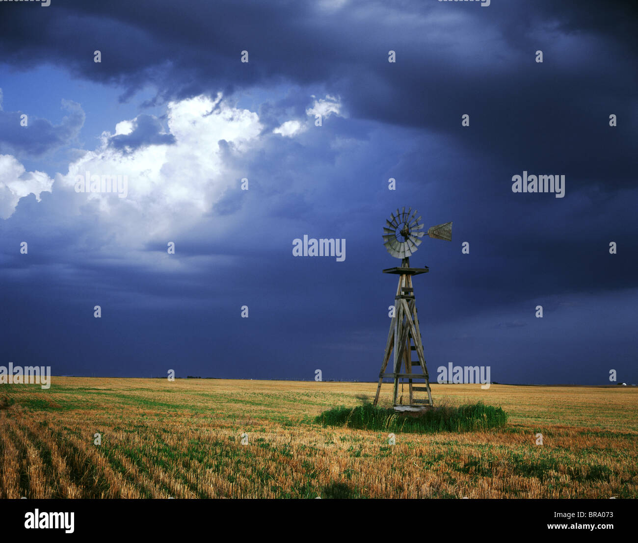 1980s KANSAS WINDMILL AGAINST DRAMATIC STORMY SKY Stock Photo - Alamy