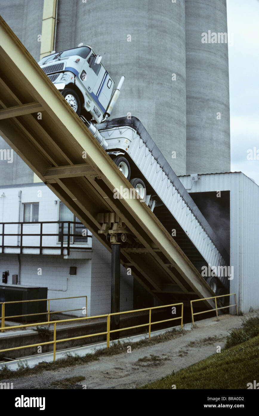 1980s TRACTOR TRAILER TRUCK UNLOADING GRAIN INTO ELEVATOR Stock Photo ...