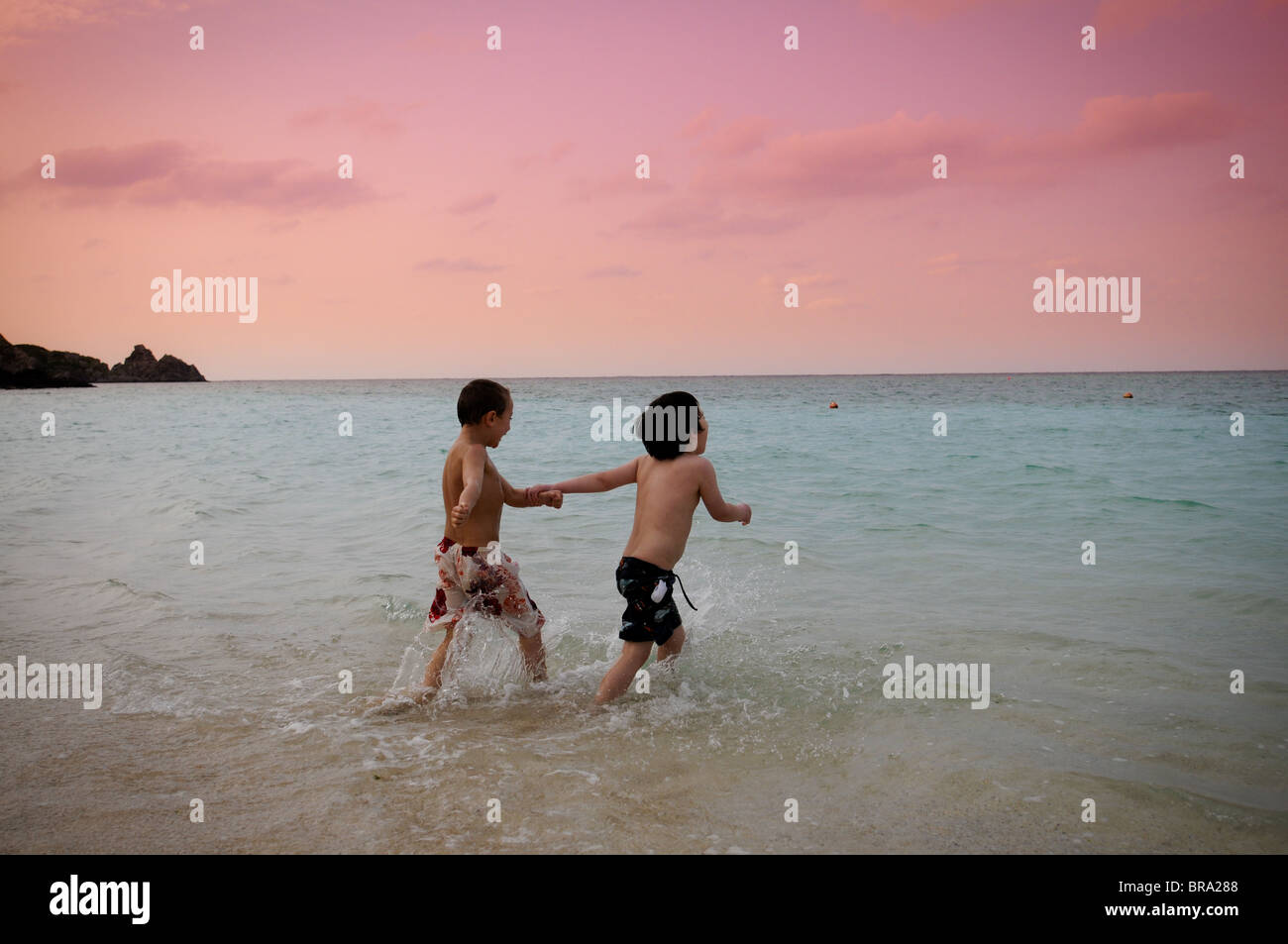 kids at the beach Stock Photo - Alamy