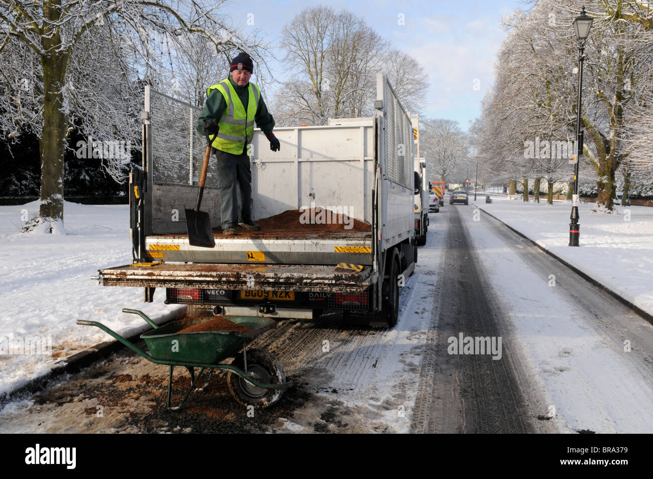 Gritting lorry spreading grit salt hi-res stock photography and images ...