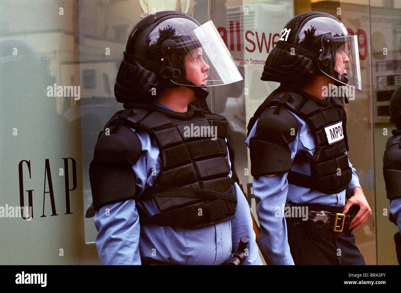 Metropolitan police officer in full hi-res stock photography and images ...