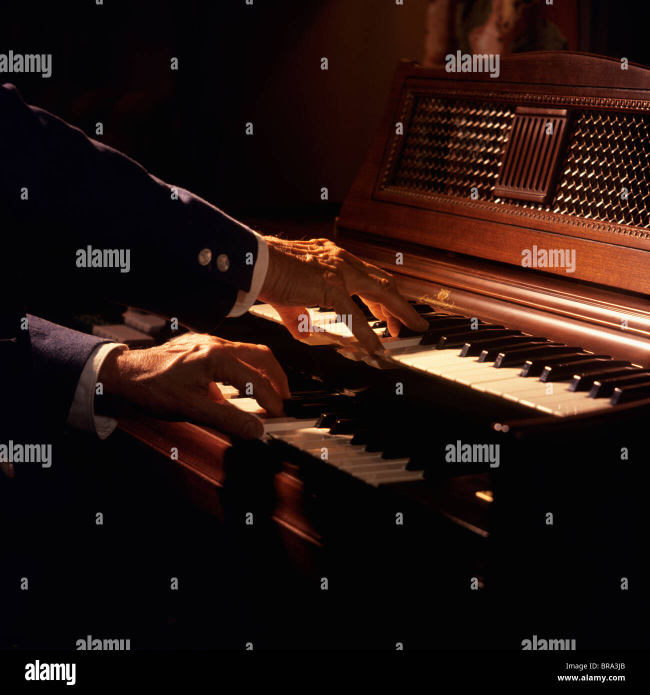 1970s HANDS PLAYING A WURLITZER ORGAN KEYBOARD Stock Photo - Alamy