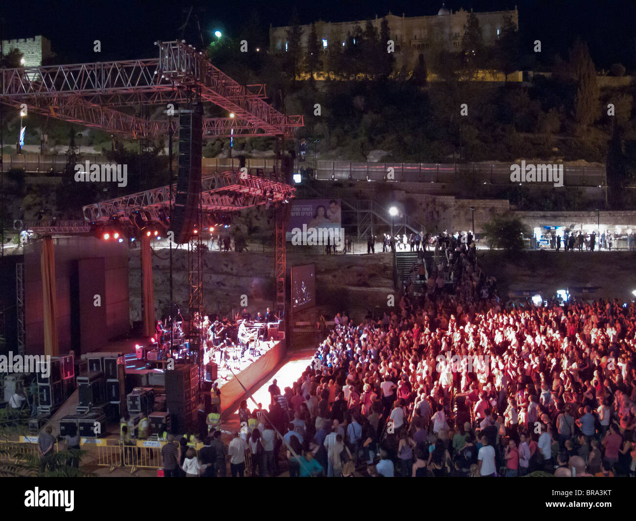 Yehuda Poliker, Israeli singer, songwriter and musician, rocks the ...