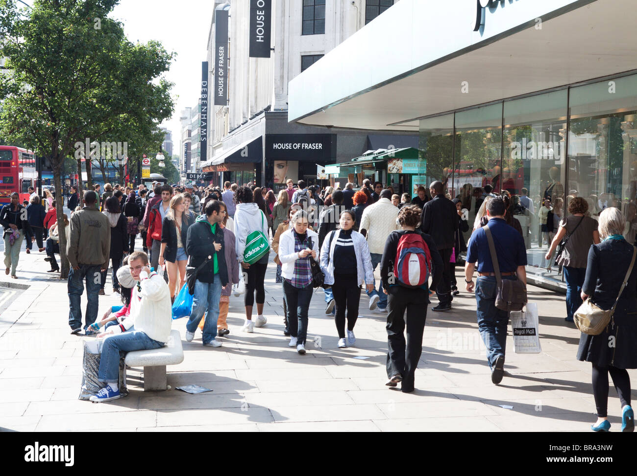Busy london street hi-res stock photography and images - Alamy