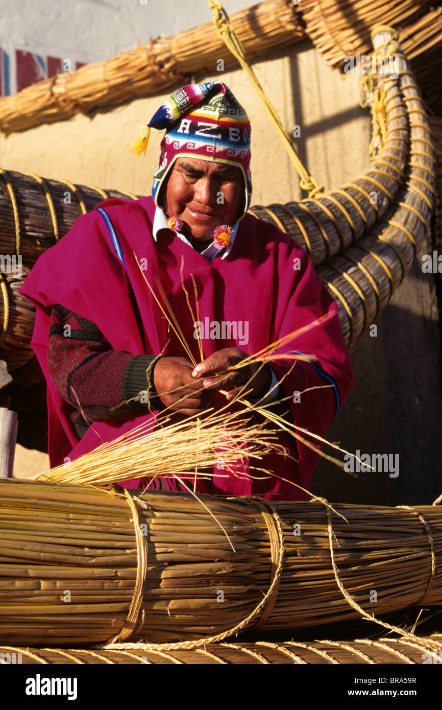 BOLIVIA LAKE TITICACA AYMARA INDIAN MAN BUILDING BOAT Stock Photo - Alamy