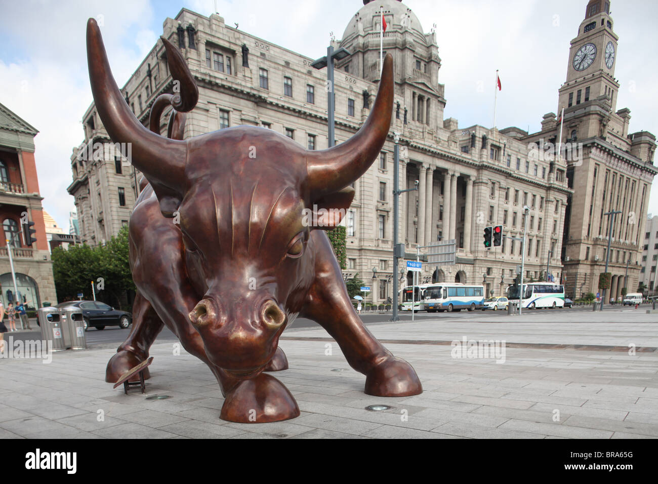 Shanghai bund bull sculpture hi-res stock photography and images - Alamy