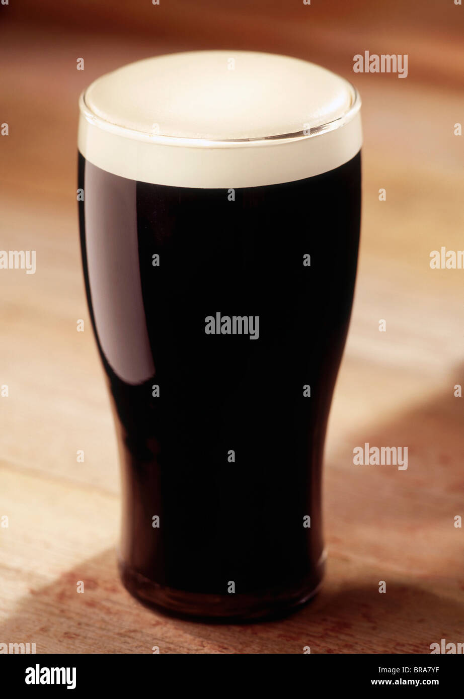 Single pint of guinness hi-res stock photography and images - Alamy