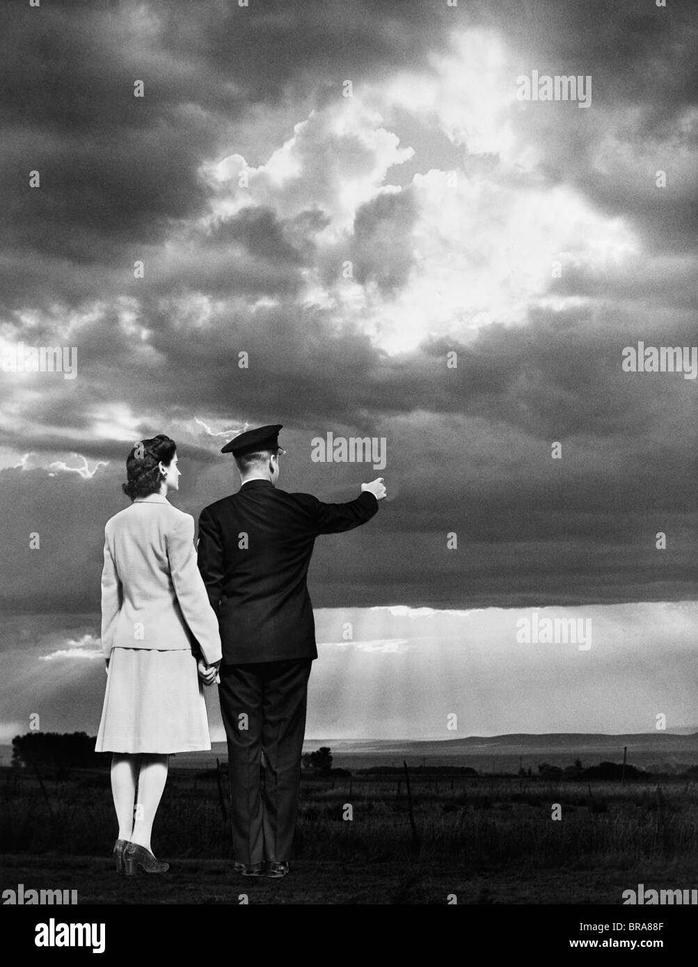 1940s couple holding hands hi-res stock photography and images - Alamy