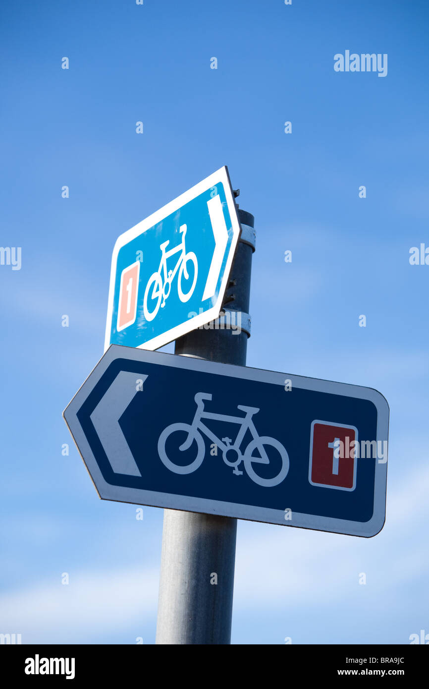 Uk blue cycle route signs hi-res stock photography and images - Alamy