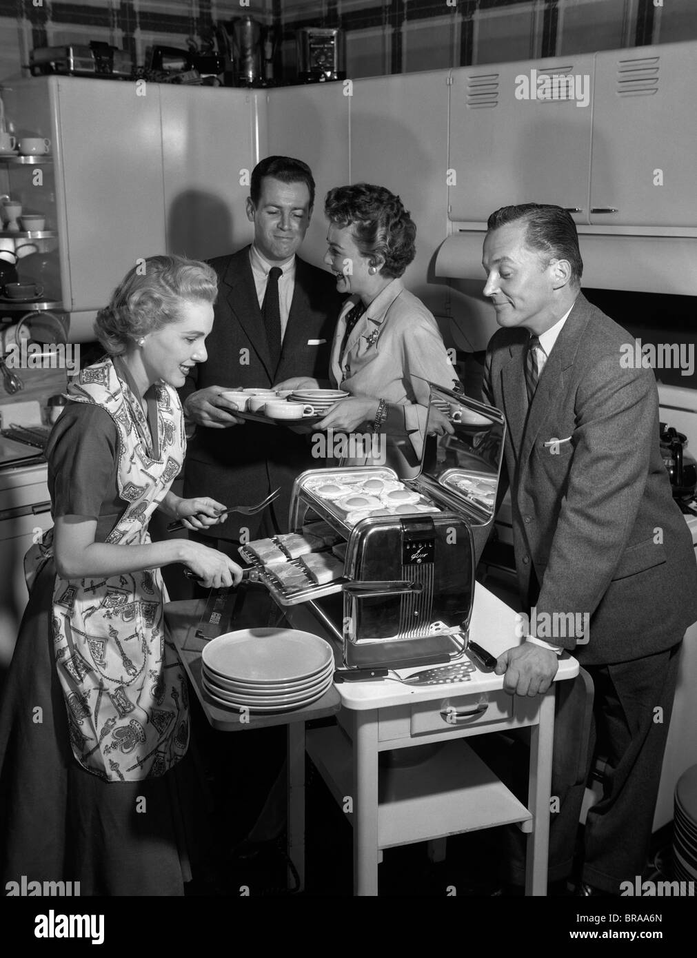 Woman in kitchen 1950s hi-res stock photography and images - Alamy