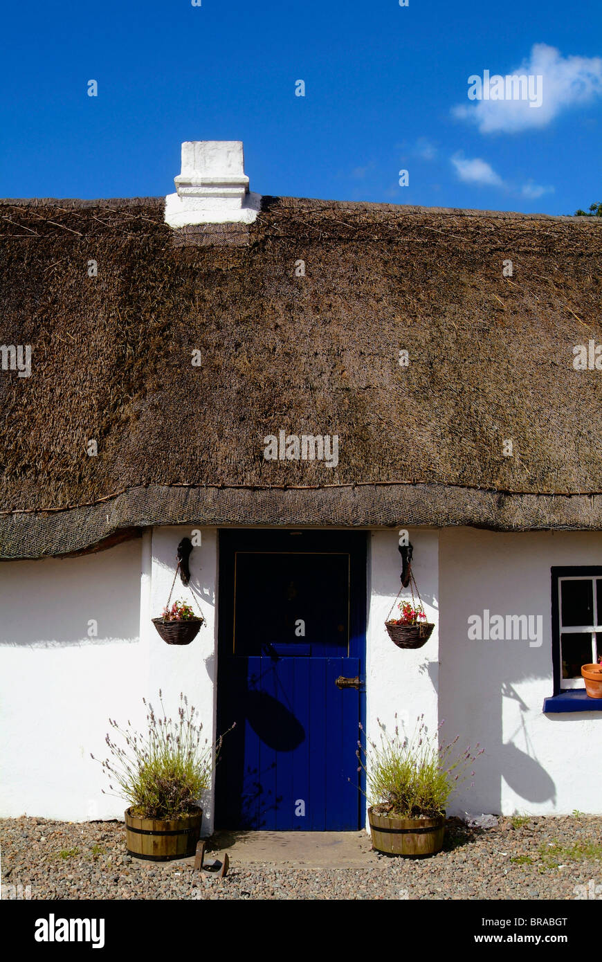 Pubs with thatched roofs hi-res stock photography and images - Alamy