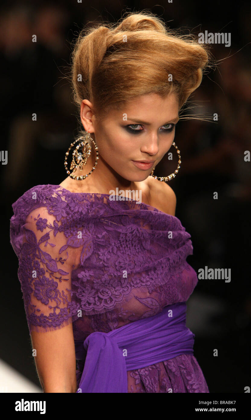 Issa London's collection during the London Fashion Week Stock Photo - Alamy