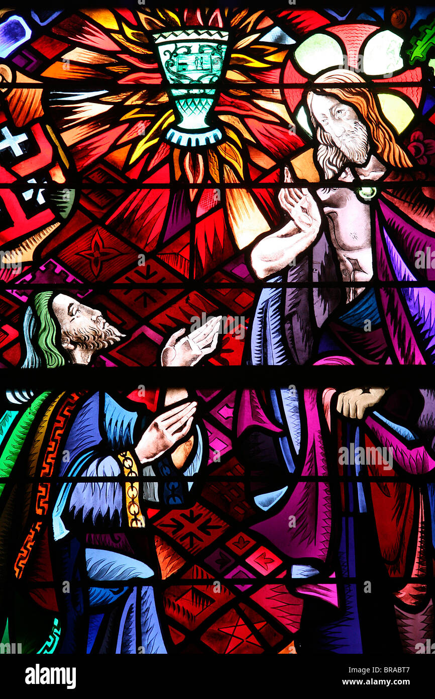 Stained glass window holy grail hi-res stock photography and images - Alamy