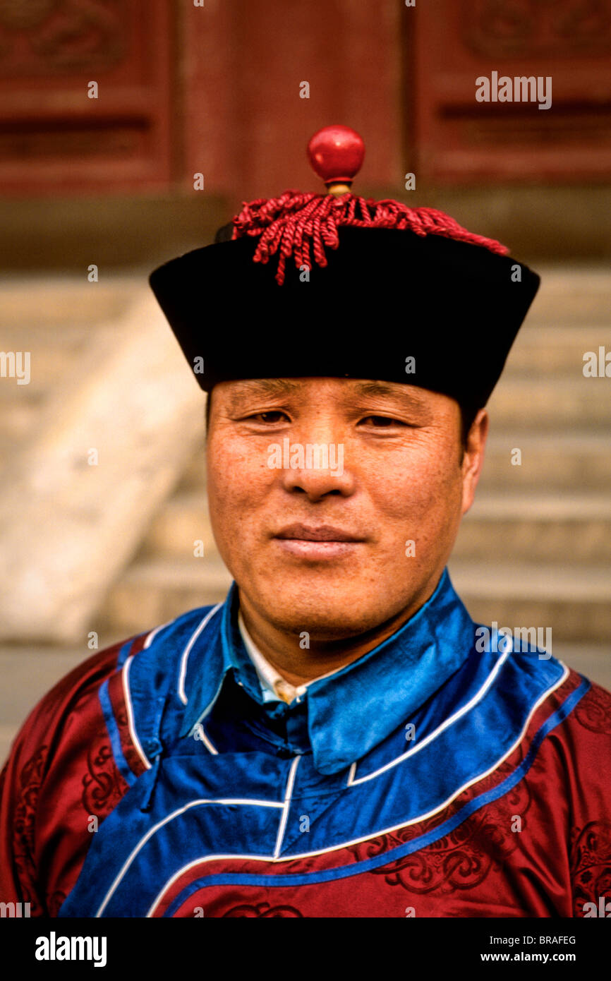 China beijing summer palace man in traditional hi-res stock photography ...