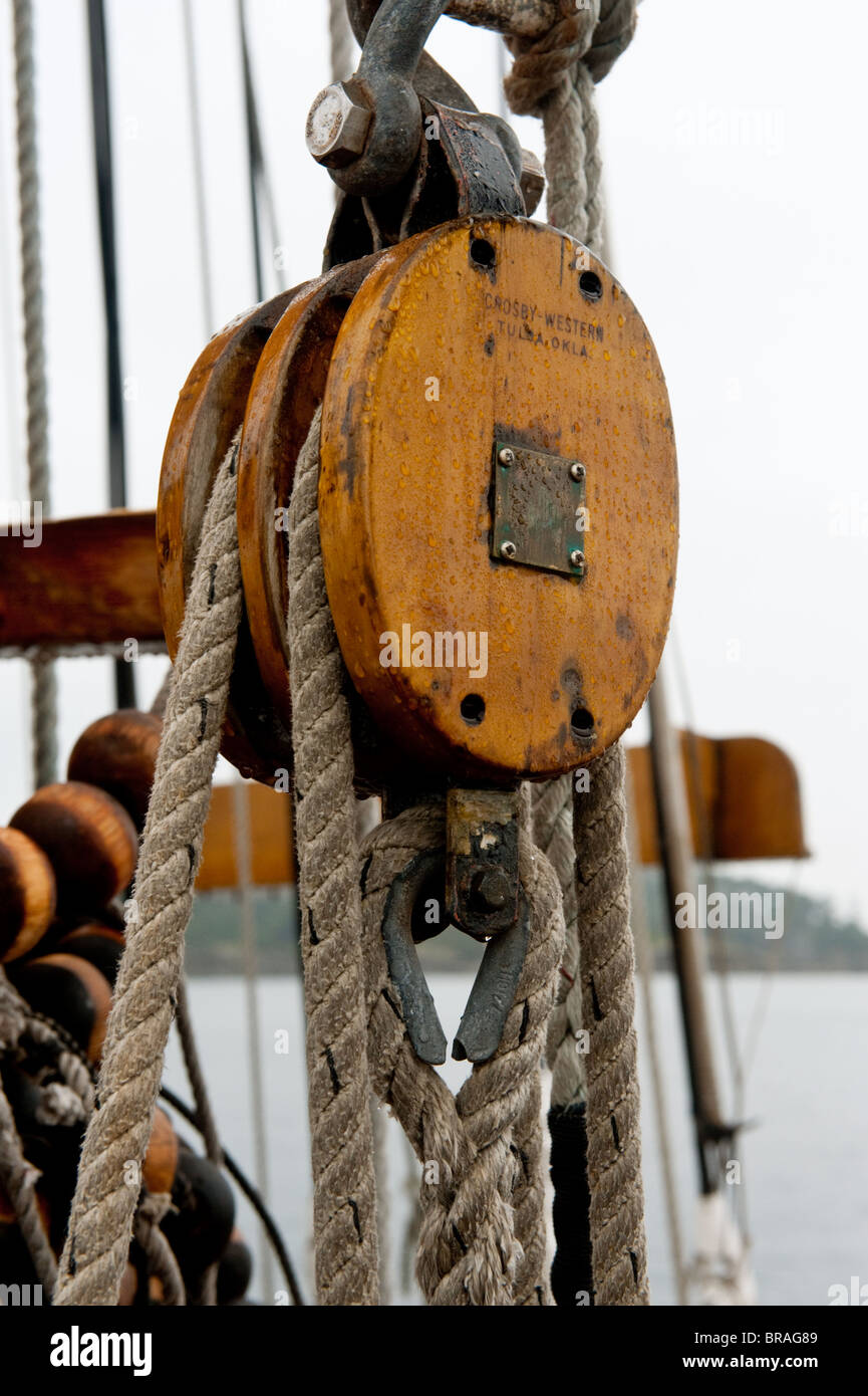 Rigging aboard the historic tall ship "Zodiac" sailing in the San Juan ...