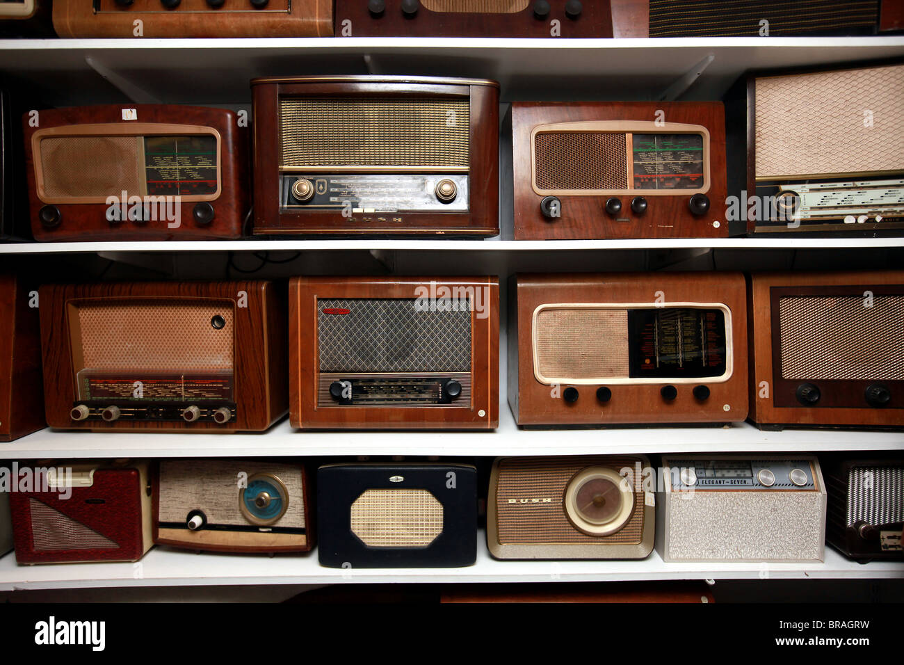 Vintage radios hi-res stock photography and images - Alamy