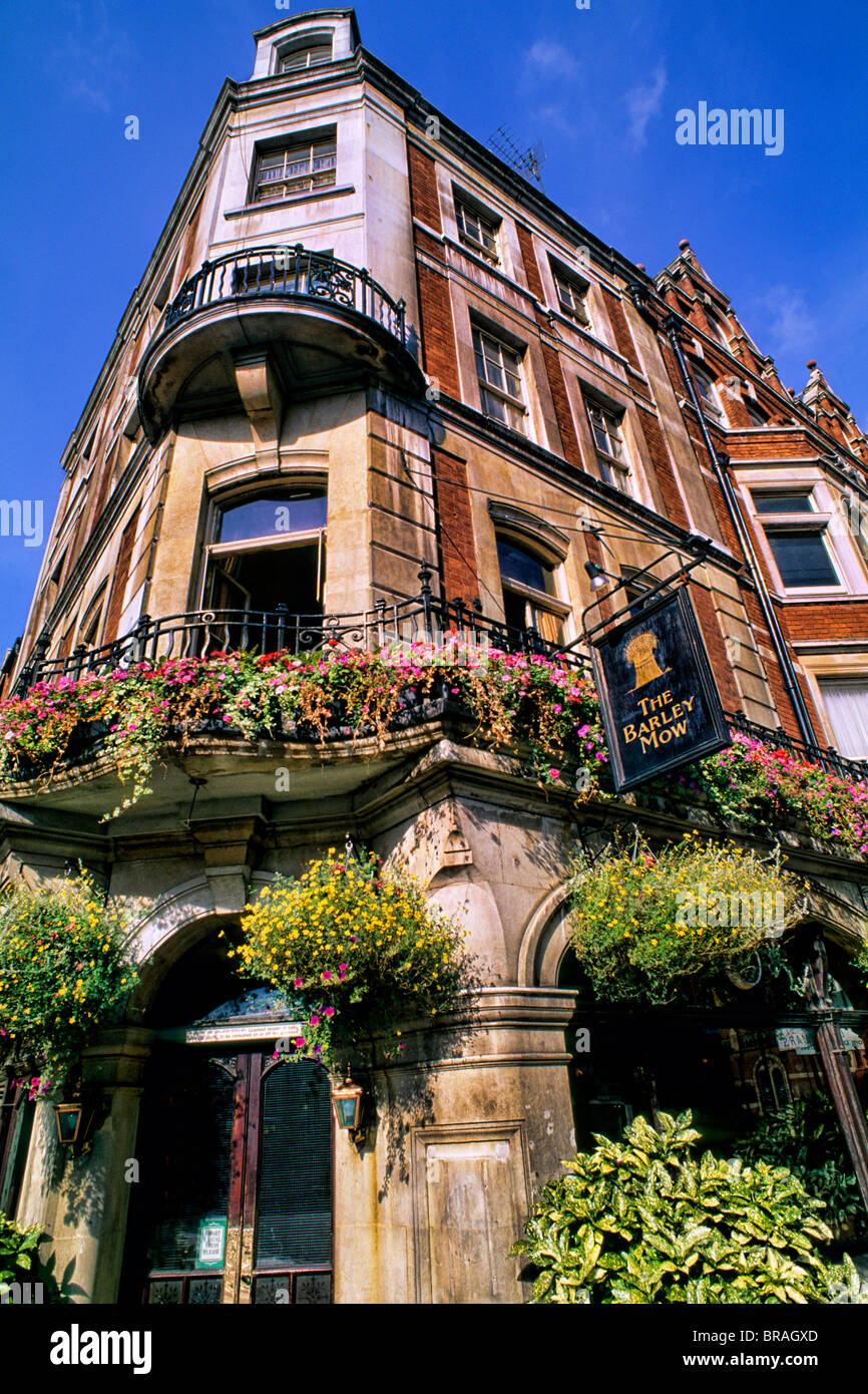 Corner pub london hi-res stock photography and images - Alamy