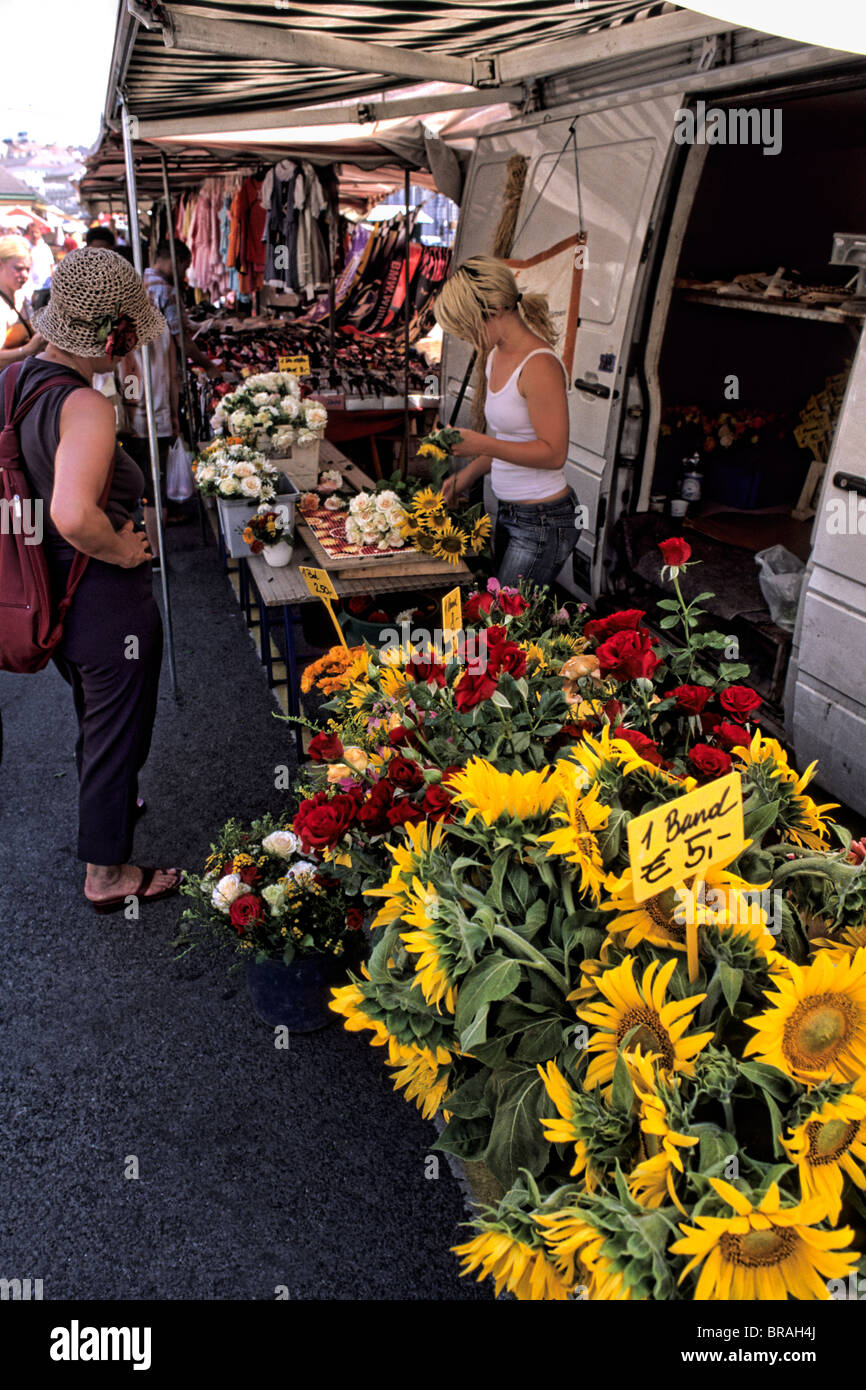 Flower shop and tourists in old town of Vienna Austria Stock Photo - Alamy