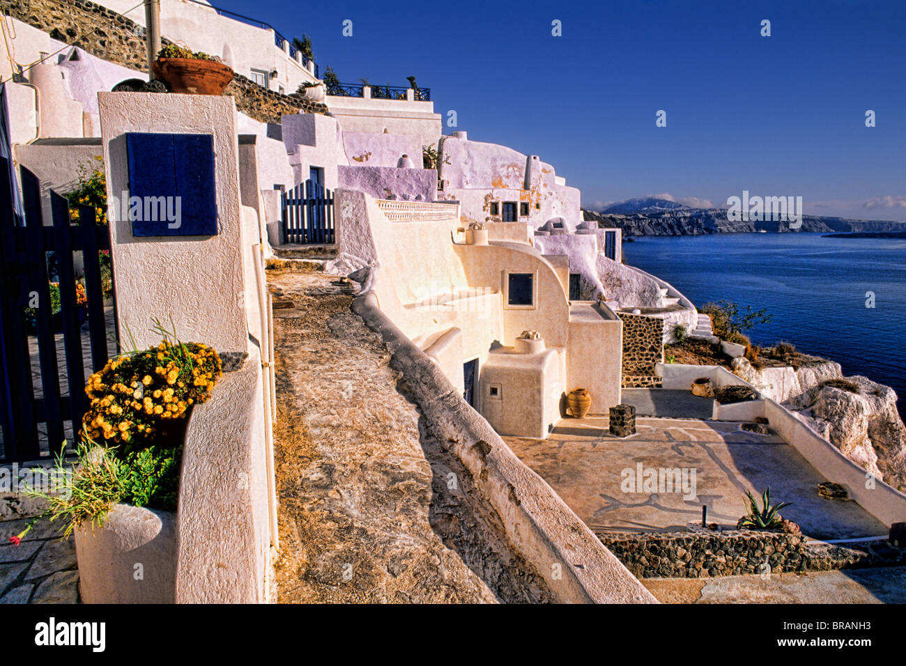 The beautiful white buildings on the cliffs in Oia of Santorini greece ...