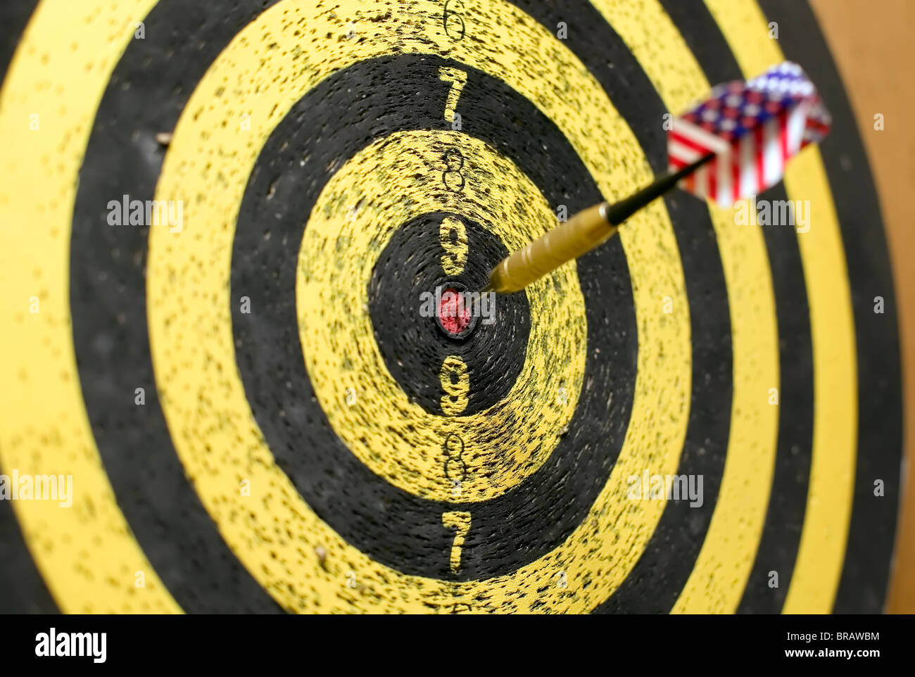 Dart with usa flag in the center of red aim Stock Photo - Alamy