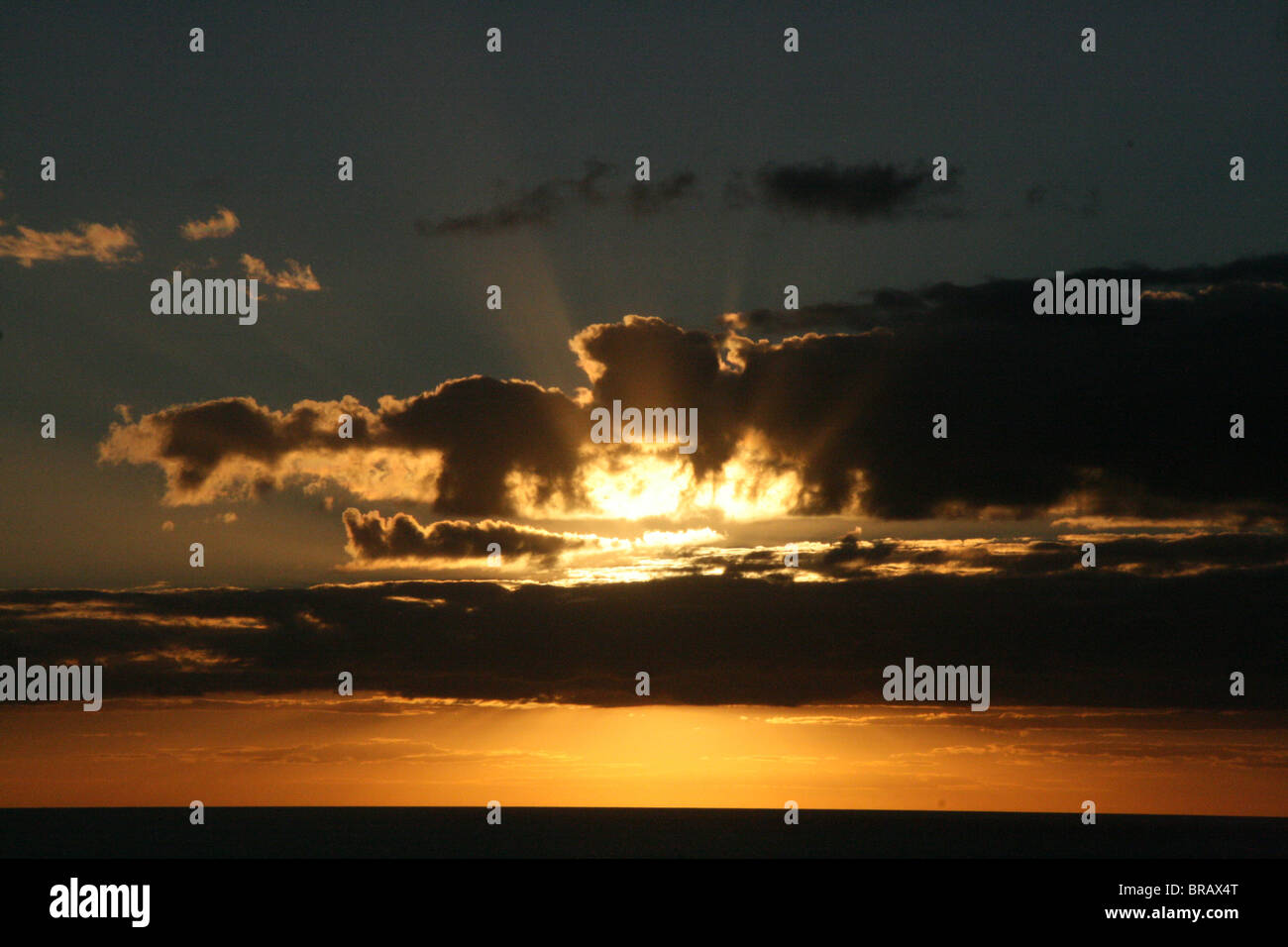 Clouds sky sun rays sunset hi-res stock photography and images - Alamy