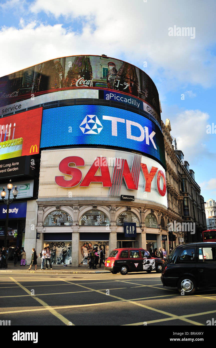 Traffic scene at piccadilly circus london hi-res stock photography and ...