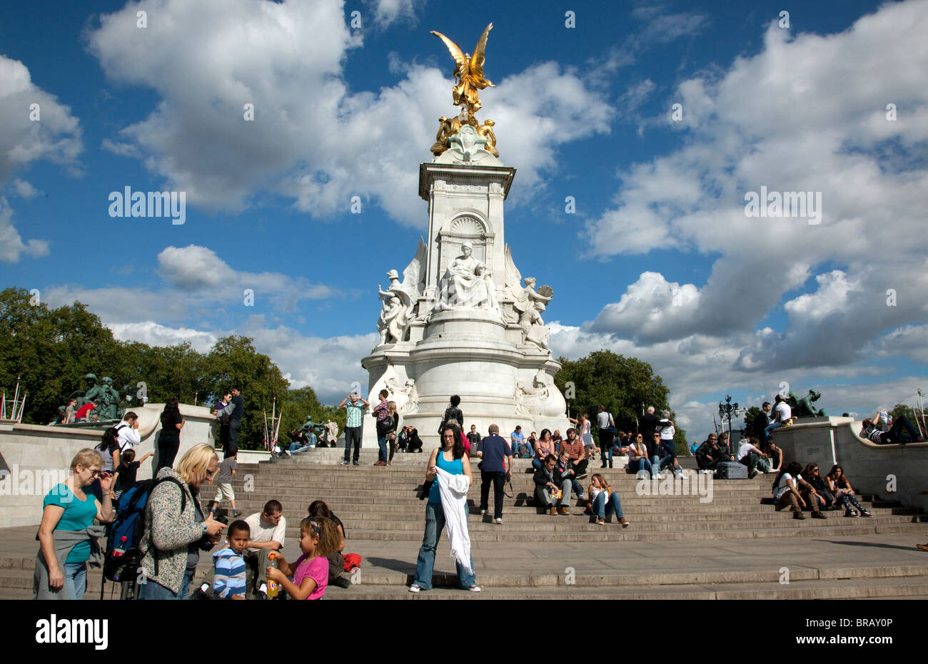 Queen victoria memorial london hi-res stock photography and images - Alamy