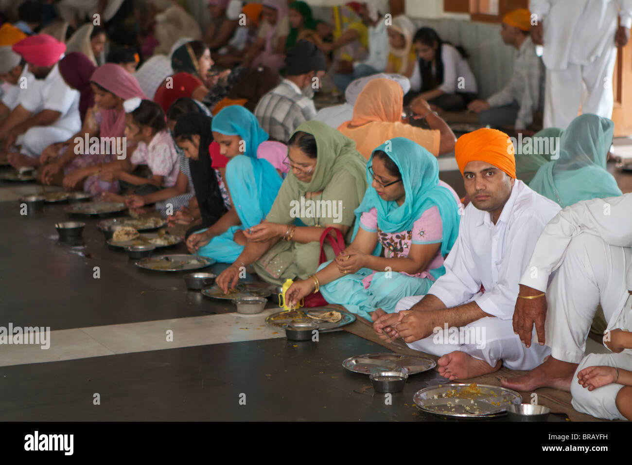 indian eating free meal in the golden temple Stock Photo - Alamy