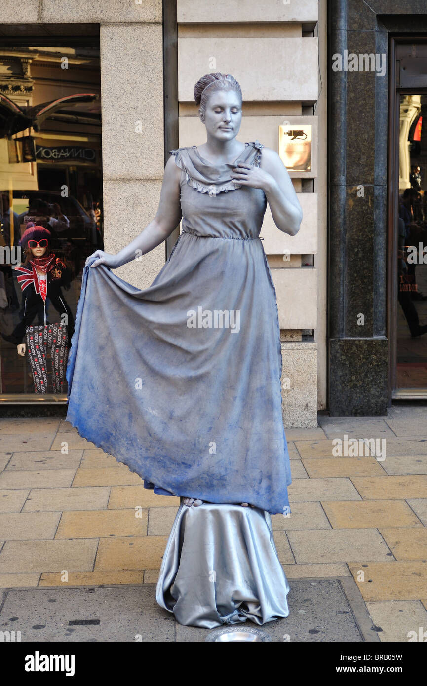 Posing with statue hi-res stock photography and images - Alamy