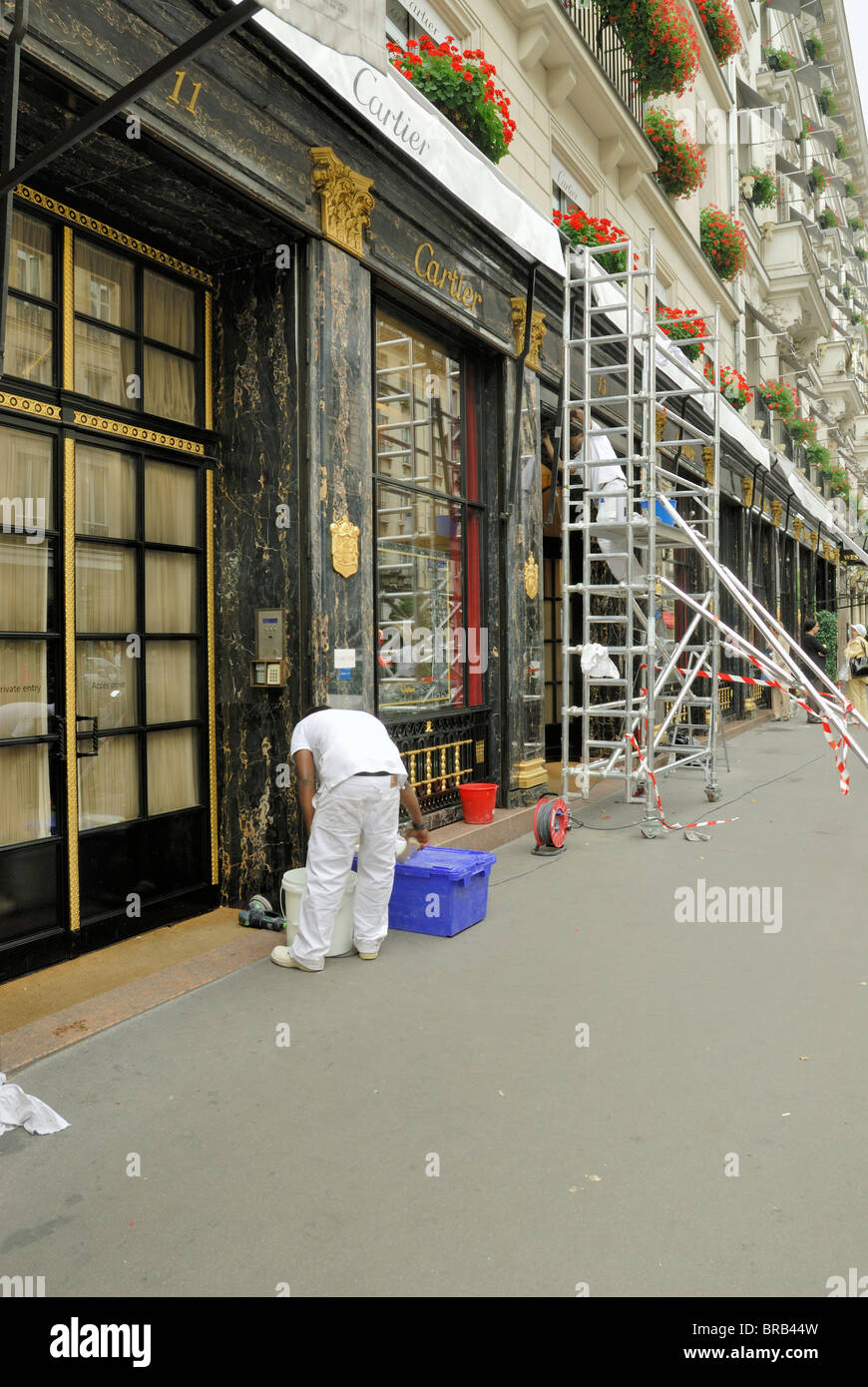 Cleaning facade paris hi-res stock photography and images - Alamy