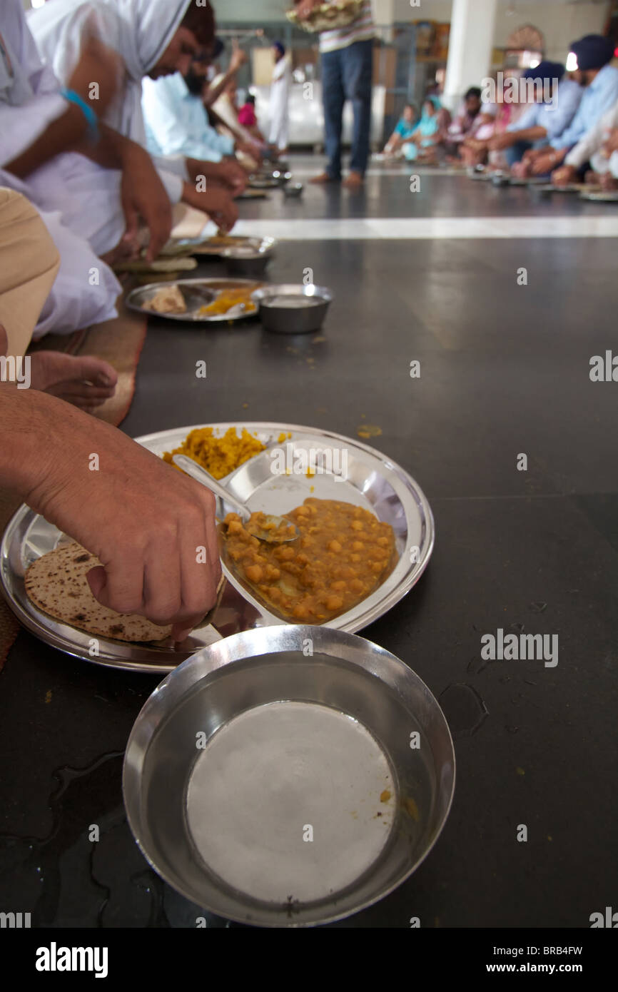 Amritsar india golden temple eating hi-res stock photography and images ...