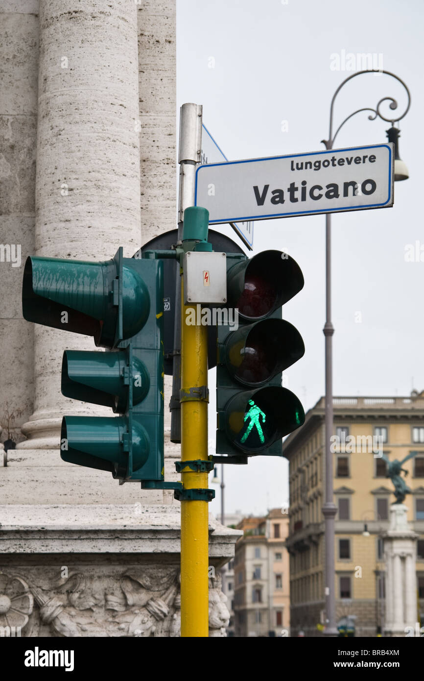 Go walk ahead saint peters square hi-res stock photography and images ...