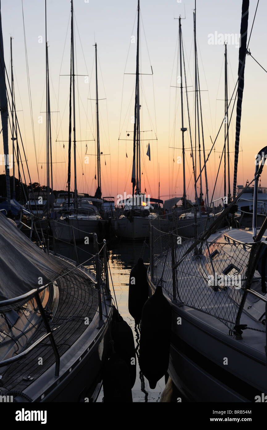 Marinas hi-res stock photography and images - Alamy