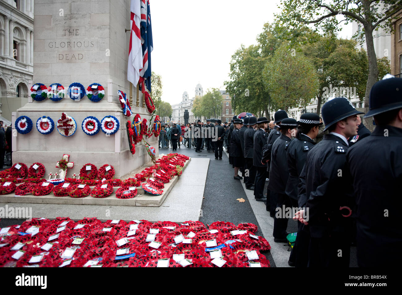 Remembrance day poppy wreaths cenotaph hi-res stock photography and ...