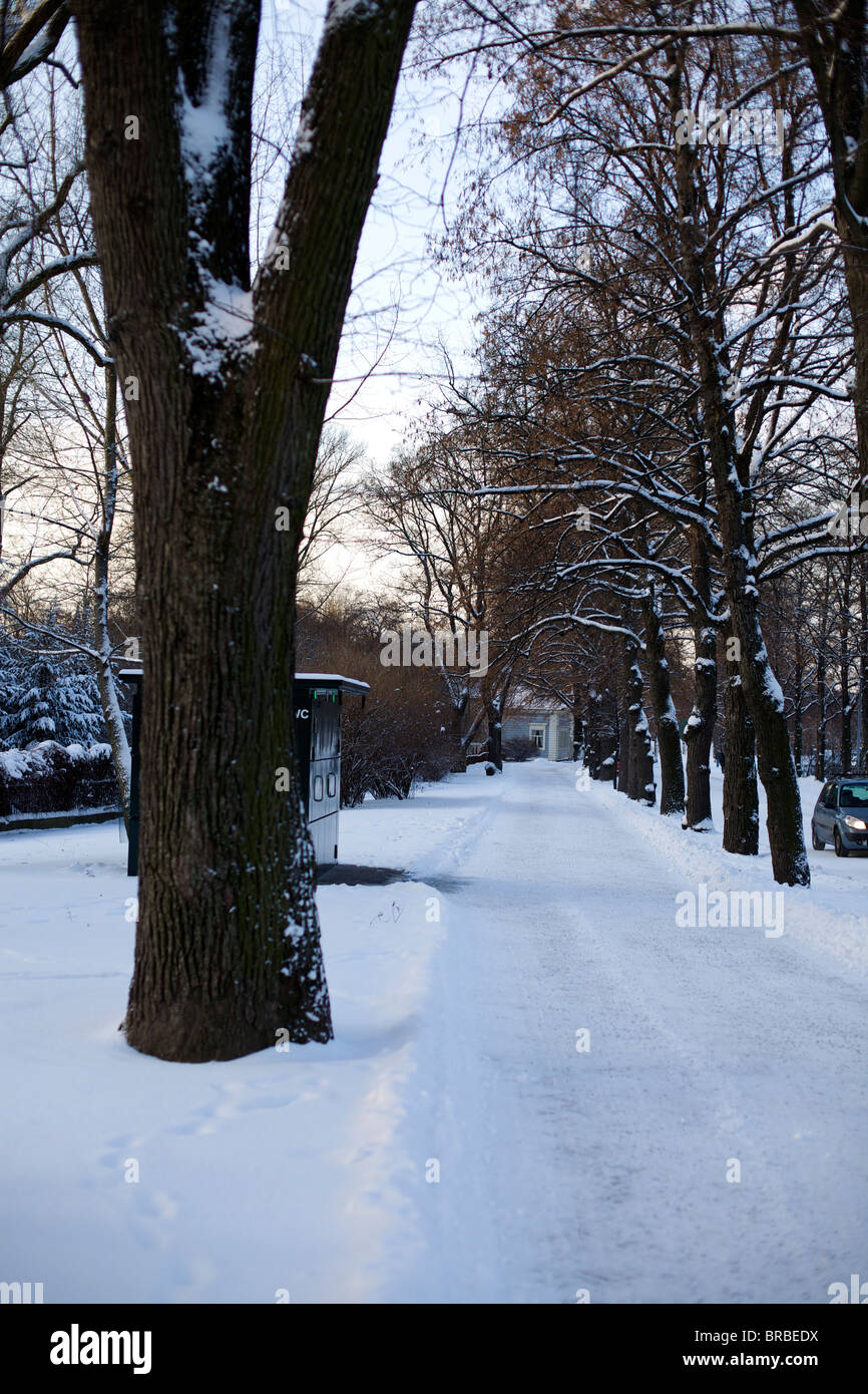 Covered footpath hi-res stock photography and images - Alamy