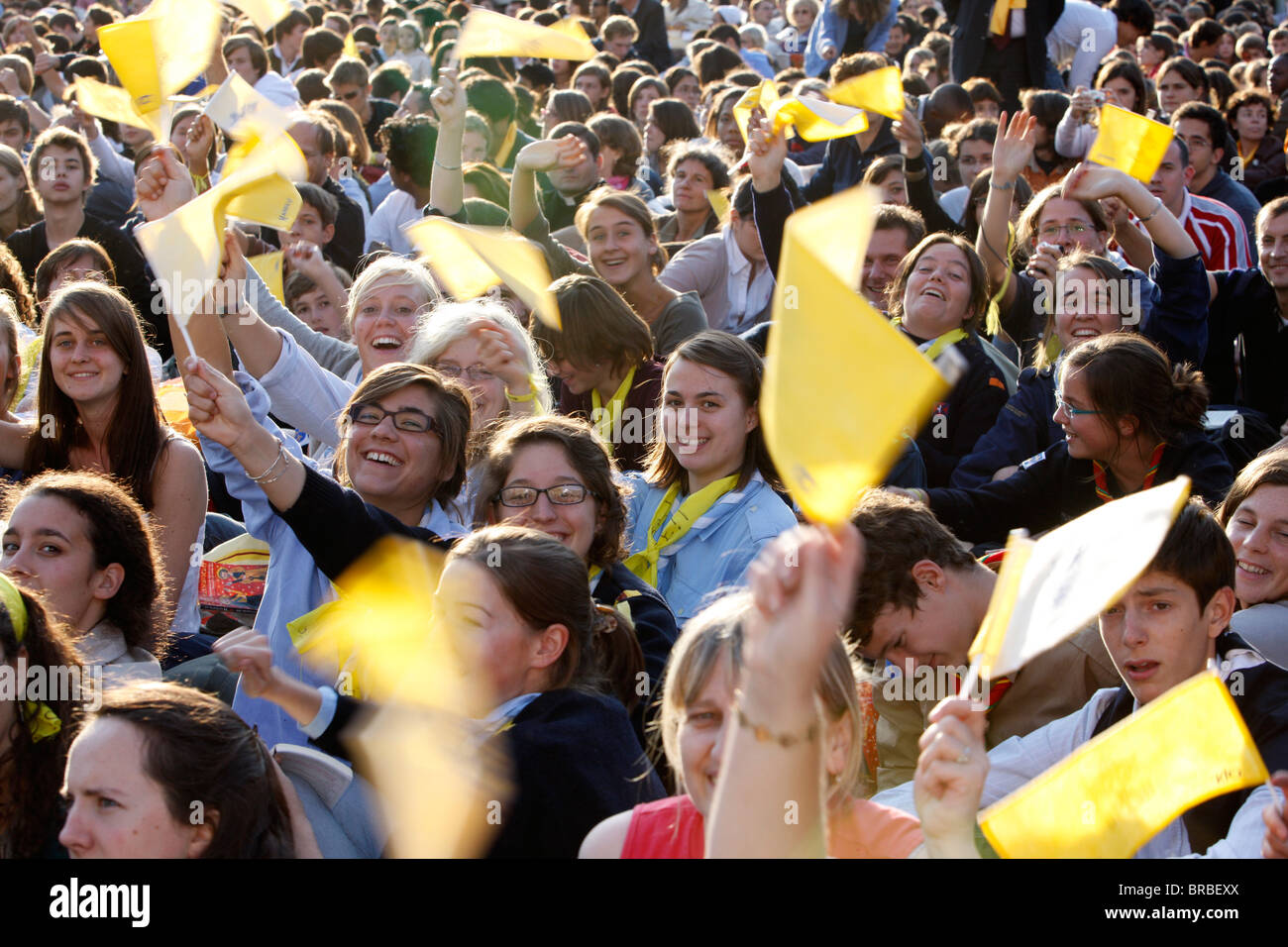 Crowd and cheering hi-res stock photography and images - Alamy