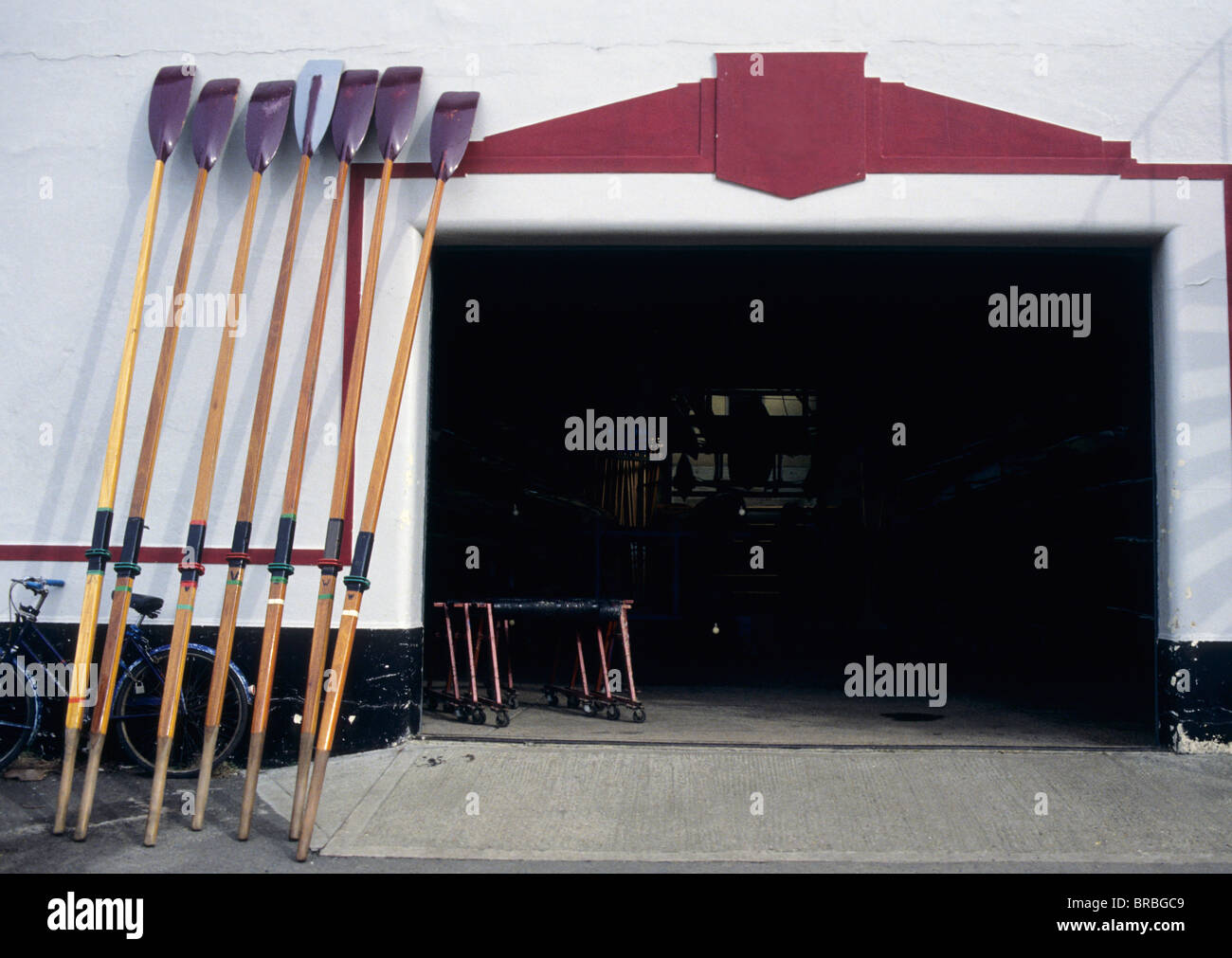 Set of rowing oars leaning against boat house Stock Photo - Alamy